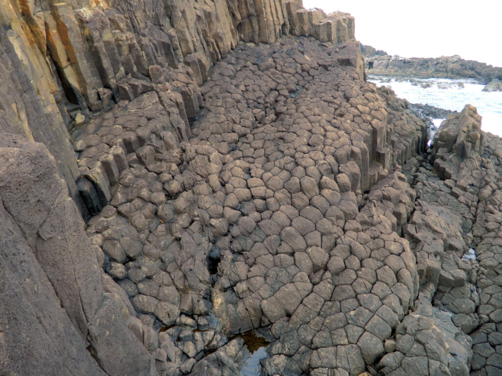 Tsumekizaki columnar jioints | The gift of a volcano coming from the ...